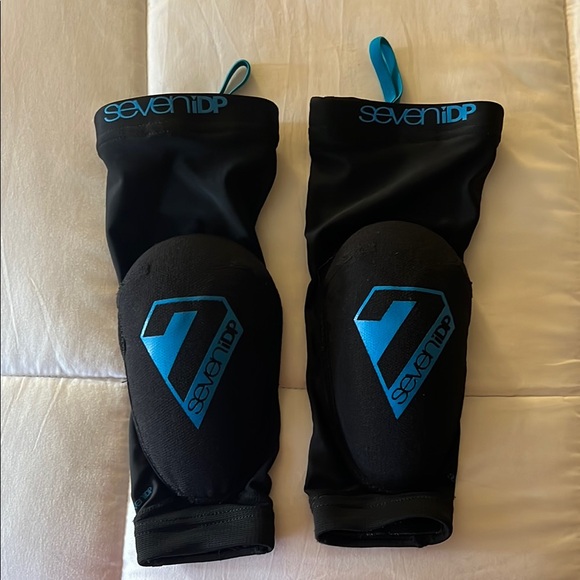 7 iDP | Accessories | 7idp Black And Blue Elbow Pads | Poshmark